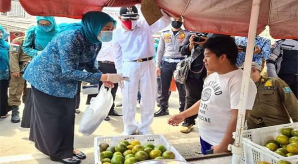 Di Hari Merdeka, TP PKK OKI Keliling Pasar Lakukan “Gebrak Masker ...